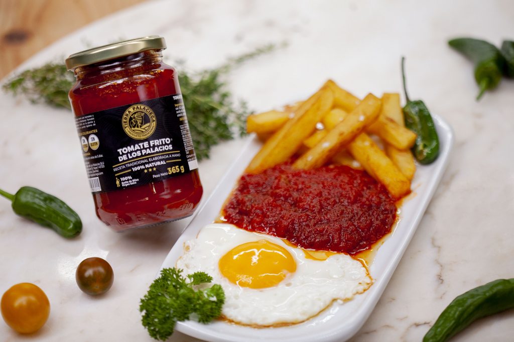 Fritá de tomate con huevos y patatas fritas - Tierra Palaciega